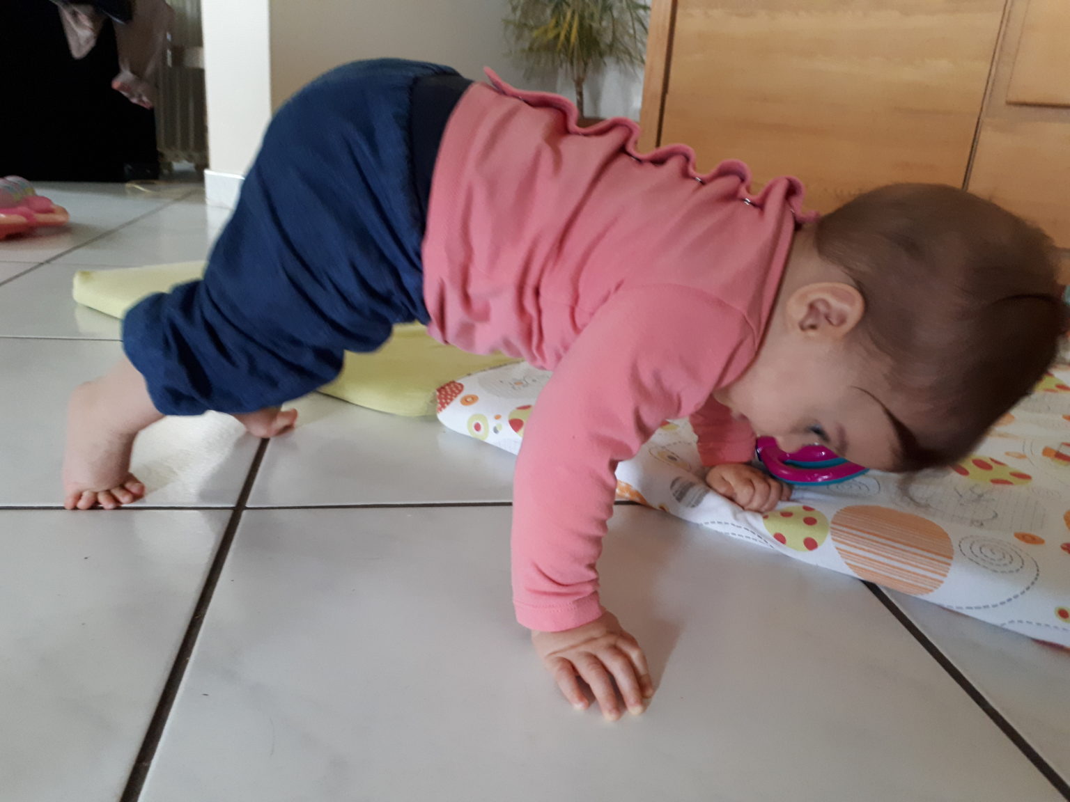 De la naissance à la marche : Favoriser la motricité de bébé